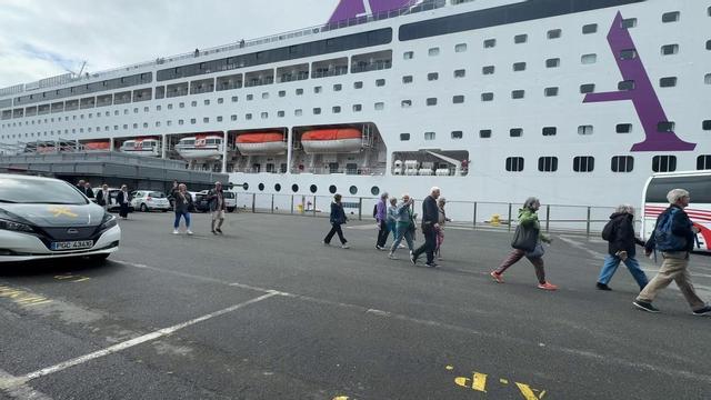 El crucero 'Ambition' atraca en el puerto de A Coruña: Autorizado el ...
