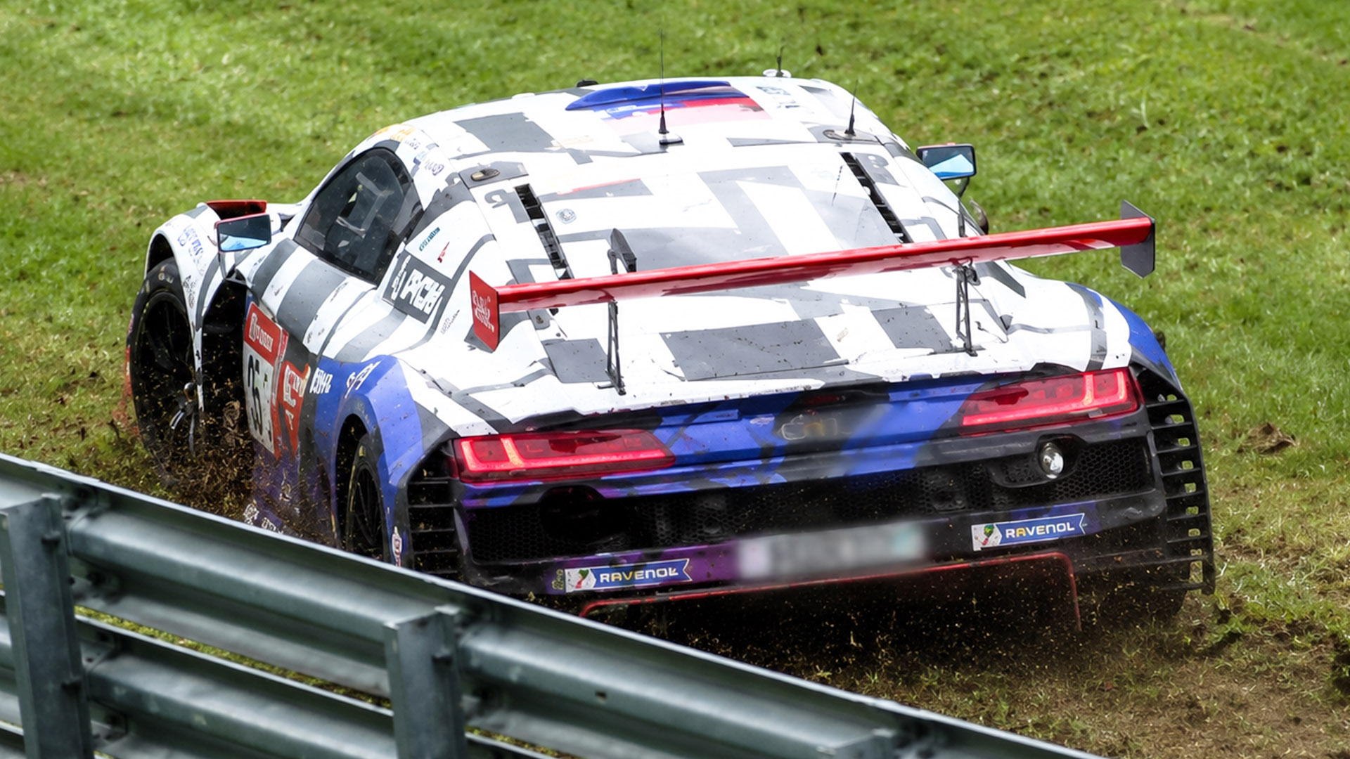 Fahrer kämpfen bei brutalem Regen auf der Nordschleife mit extremen ...