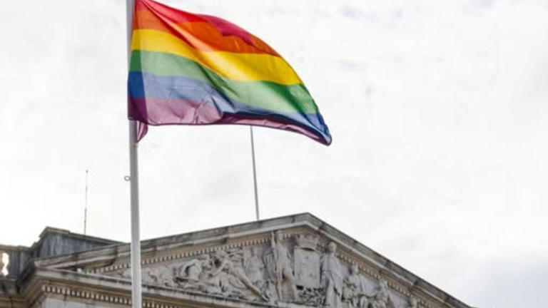 Câmara de Lisboa hasteia bandeira LGBTQIA+ na Praça do Município