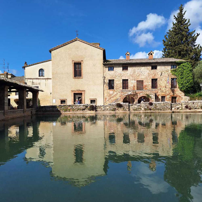 Ti porto a Bagno Vignoni, l’imperdibile borgo toscano che al posto di ...