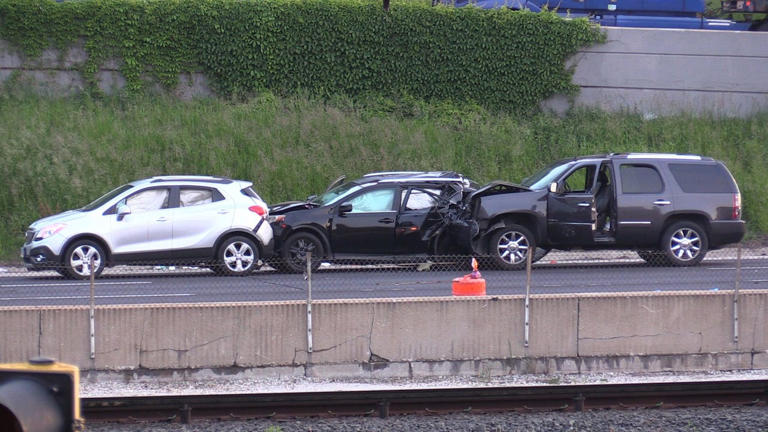 I-290 crash in Chicago leaves 1 dead, 7 others hurt, police say