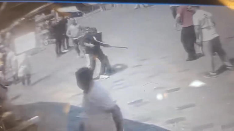 Yer: Taksim! Esnafı sindireceklerini sandılar: Sopalarla gelip tekme ...