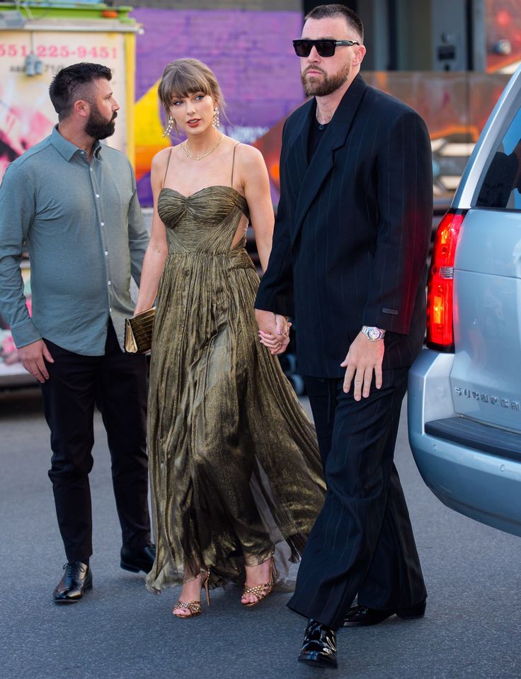 Taylor Swift Wears a Suite of Elizabeth Taylor's Jewels Assumed to Be ...