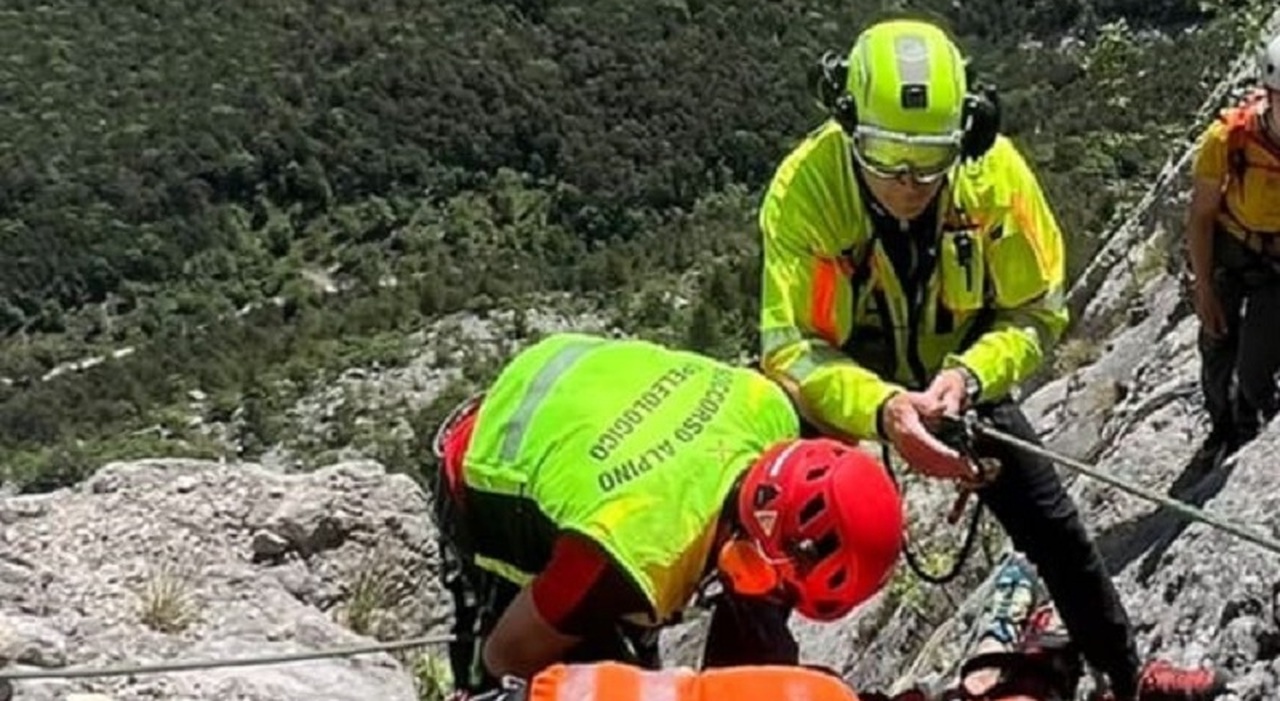 Alpinista travolto da una scarica di sassi precipita per 15 metri ...