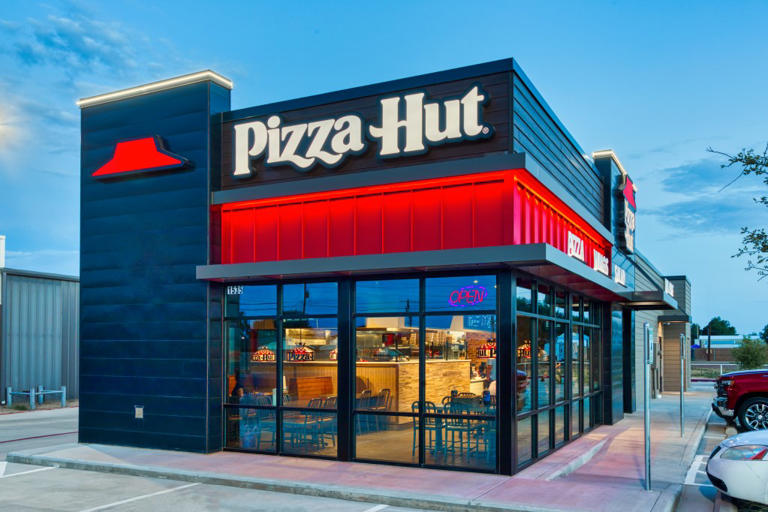 Pizza Hut brings back its old-school restaurant features as nostalgic ...