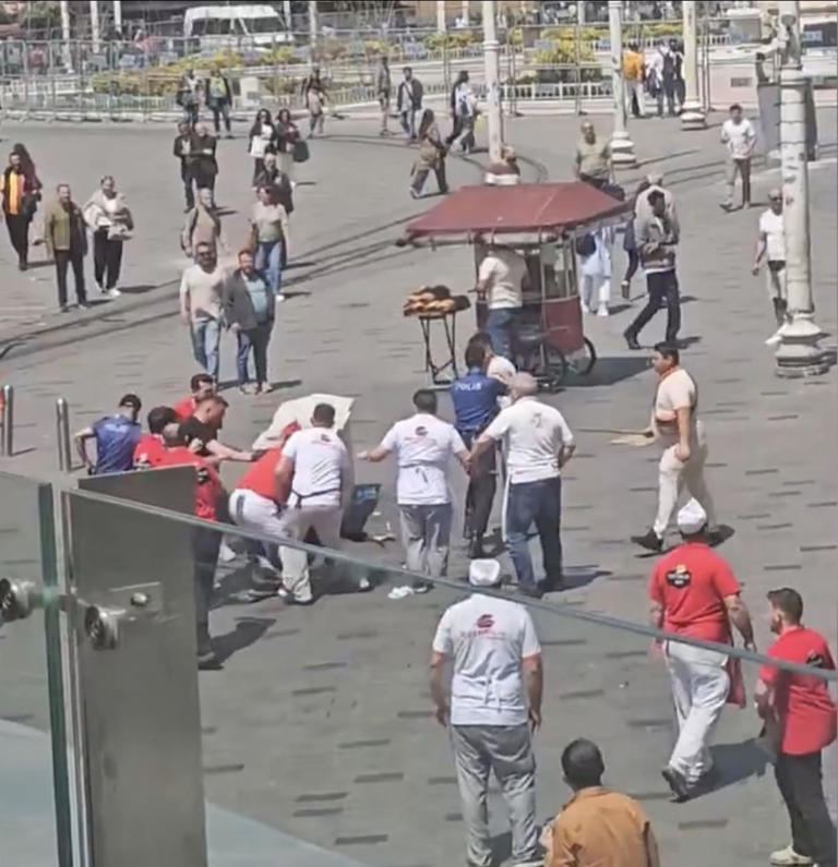 Yer: Taksim! Esnafı sindireceklerini sandılar: Sopalarla gelip tekme ...