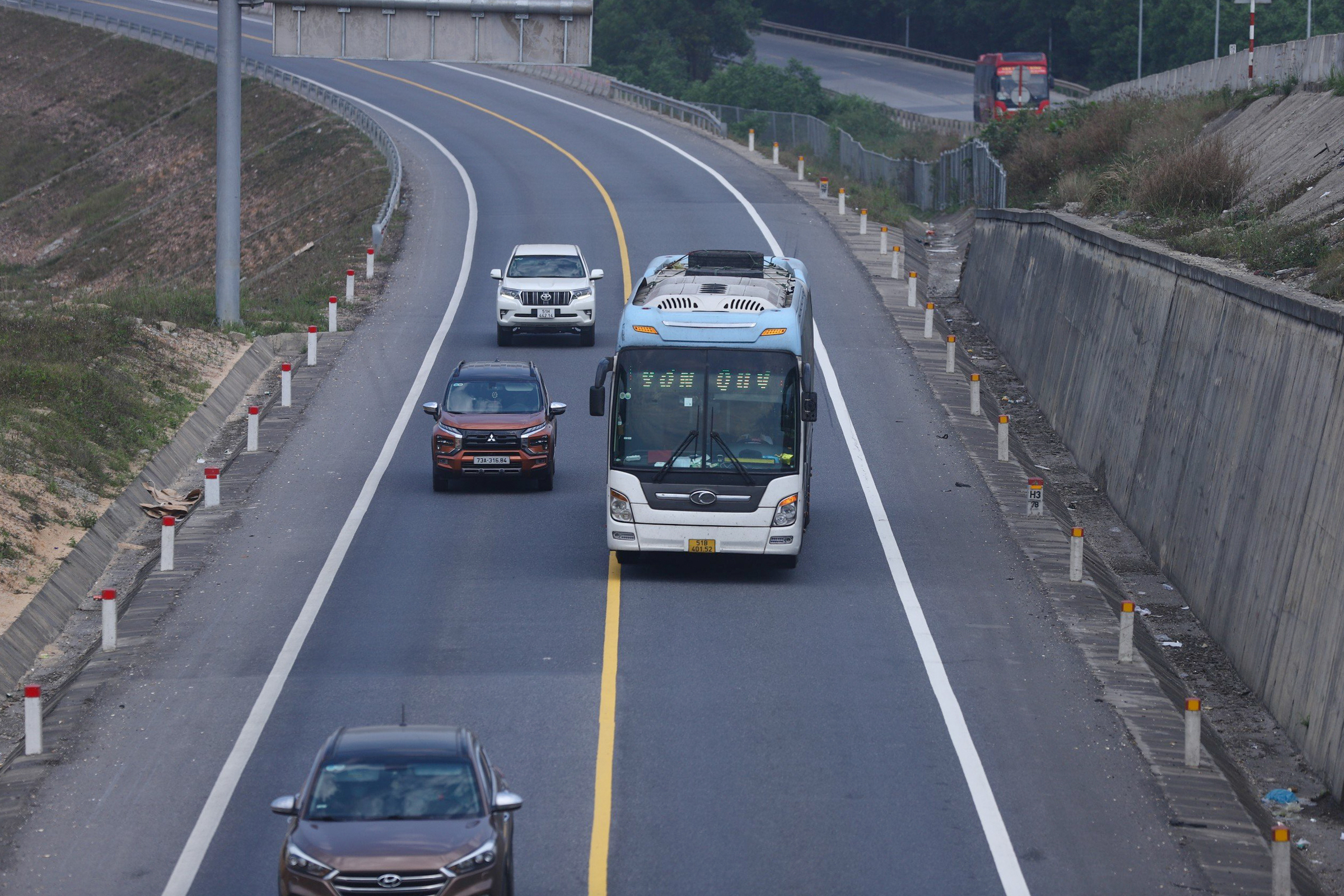 Tạm dừng khai thác tuyến cao tốc Cam Lộ - La Sơn vào ban đêm