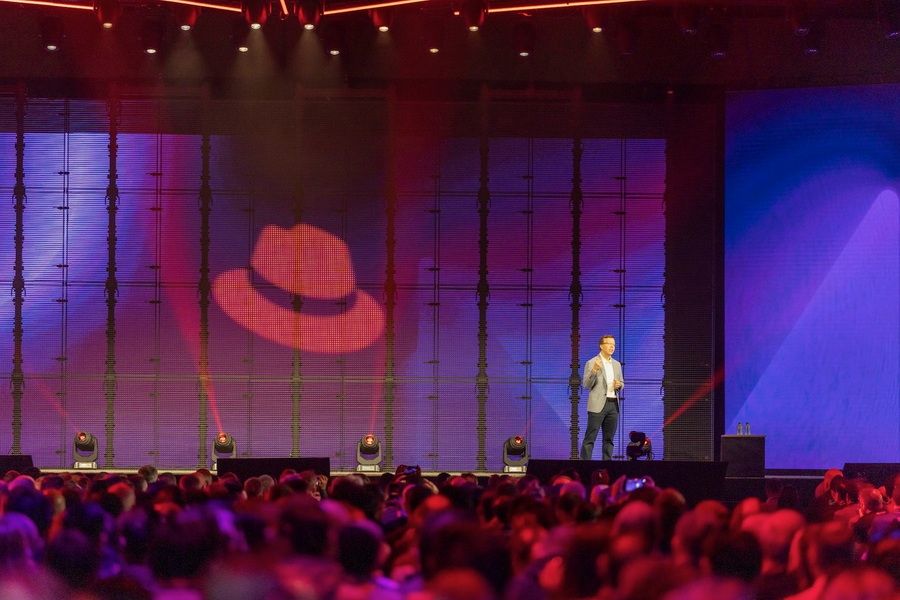 Matt Hicks tekankan fleksibilitas, hybrid cloud dan AI production