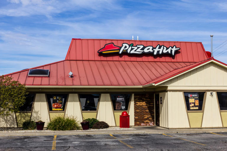 Pizza Hut brings back its old-school restaurant features as nostalgic ...