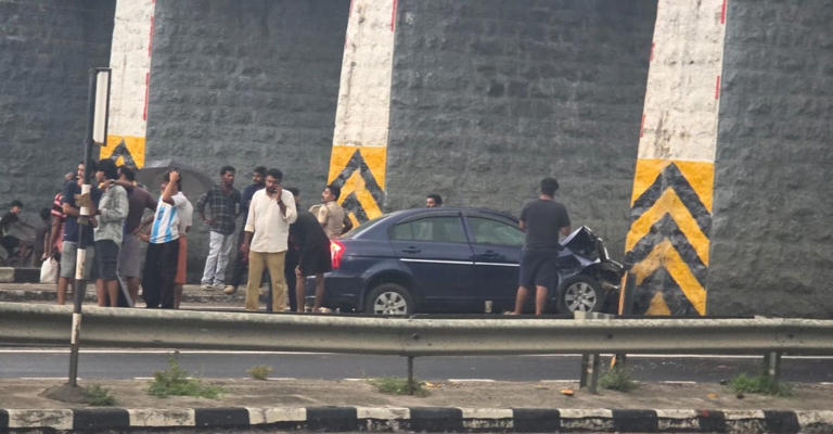 2 dead, 3 injured after car crashes into pillar in Thrissur