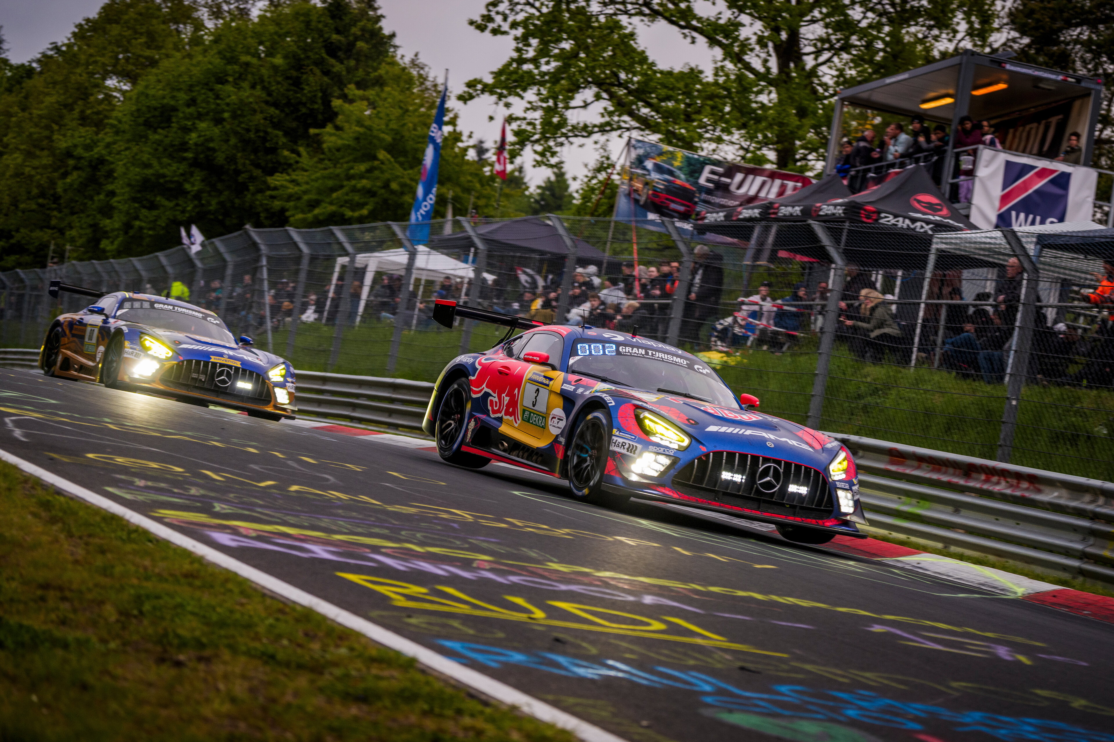 Dominante Verstappen zet Nürburgring in vuur en vlam