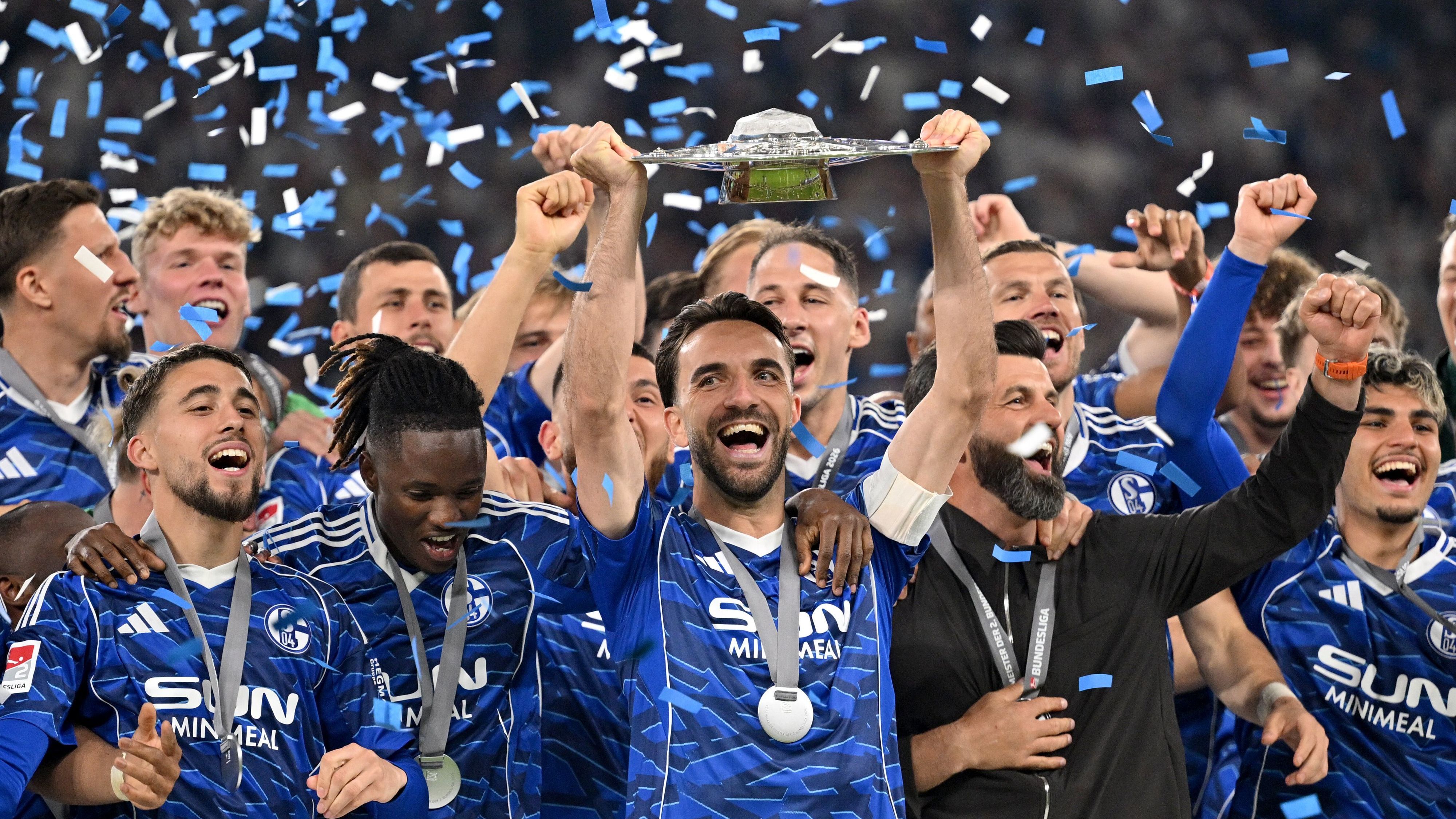 Schalke begießt Arena-Novum ausgiebig - bleibt Dzeko?