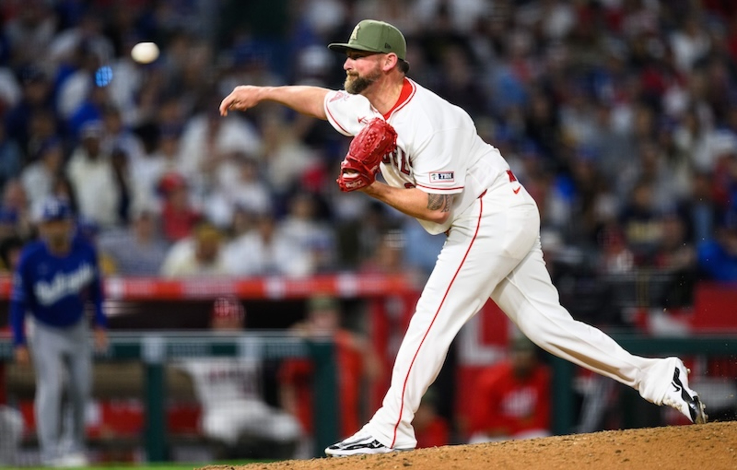 Kirby Yates receives 2025 Dodgers World Series ring during Freeway Series