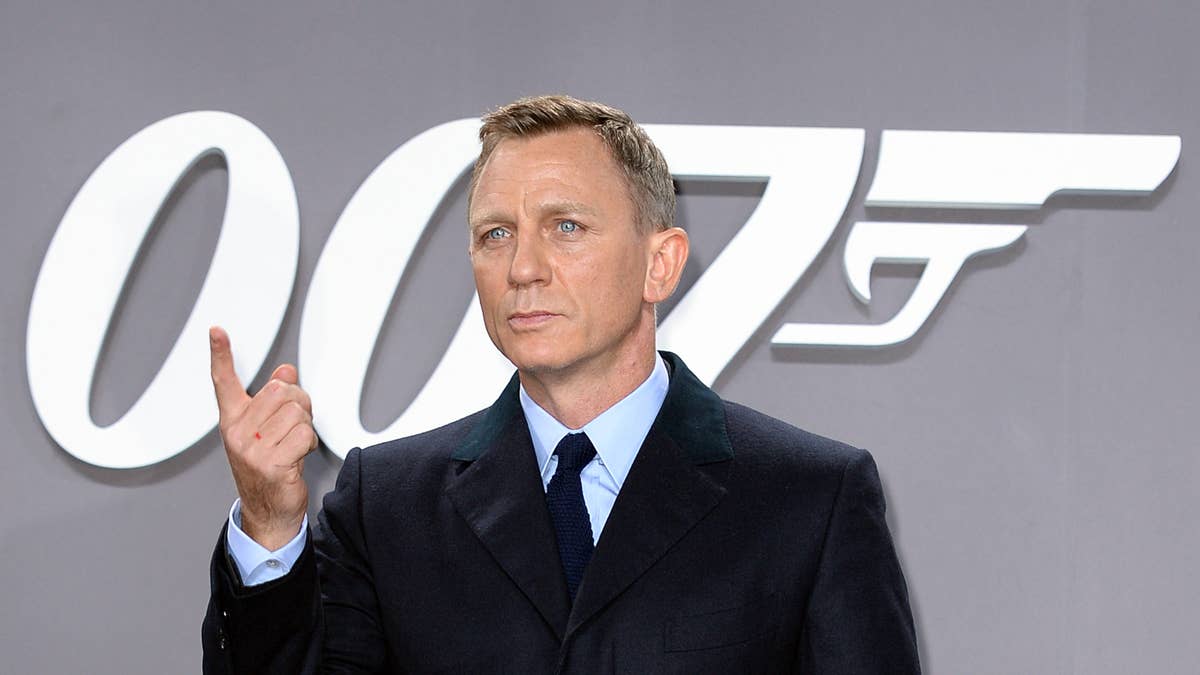 Donald Trump just posted a pic of himself as James Bond, and 007 fans ...