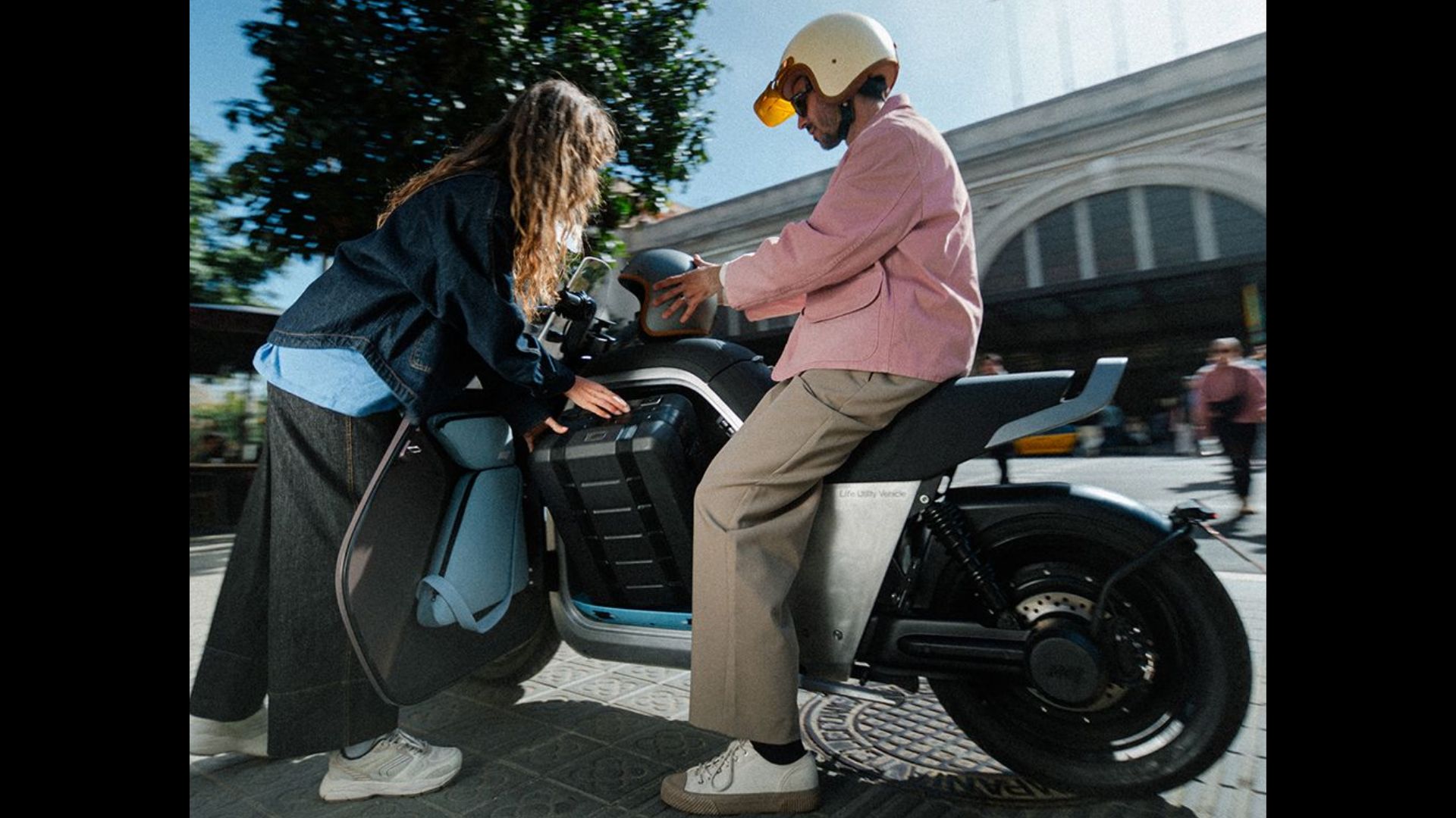 Photos: Electric motorcycle offers 120-liter storage and 87-mile range ...