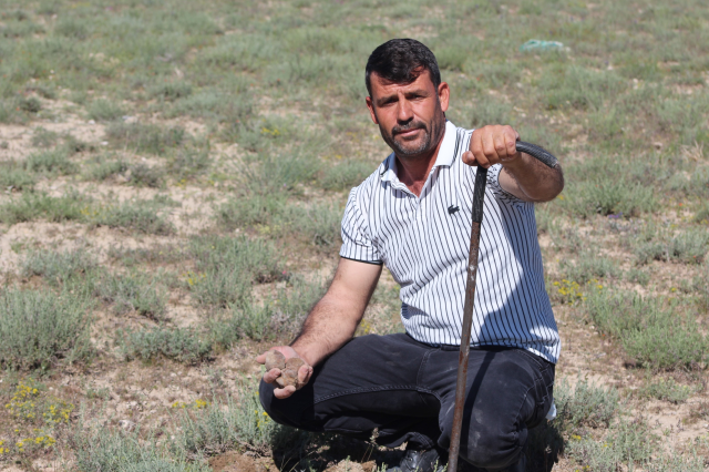 Demir çubukla buluyor, günde 40 kilo topluyor! Ev, araba ve arsa aldı