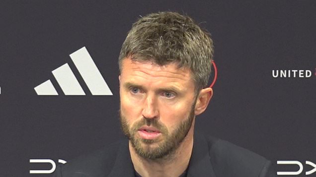 Man Utd's Michael Carrick reacts to 3-2 win over Nottingham Forest