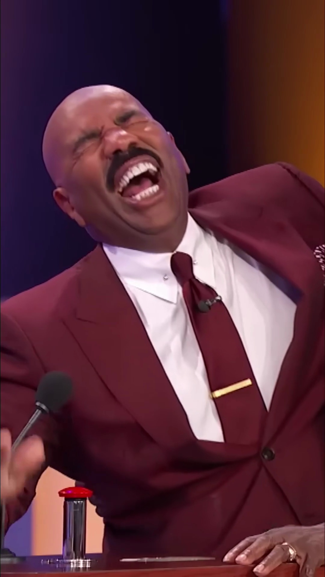Norvel Misses Buzzer Completely on Family Feud
