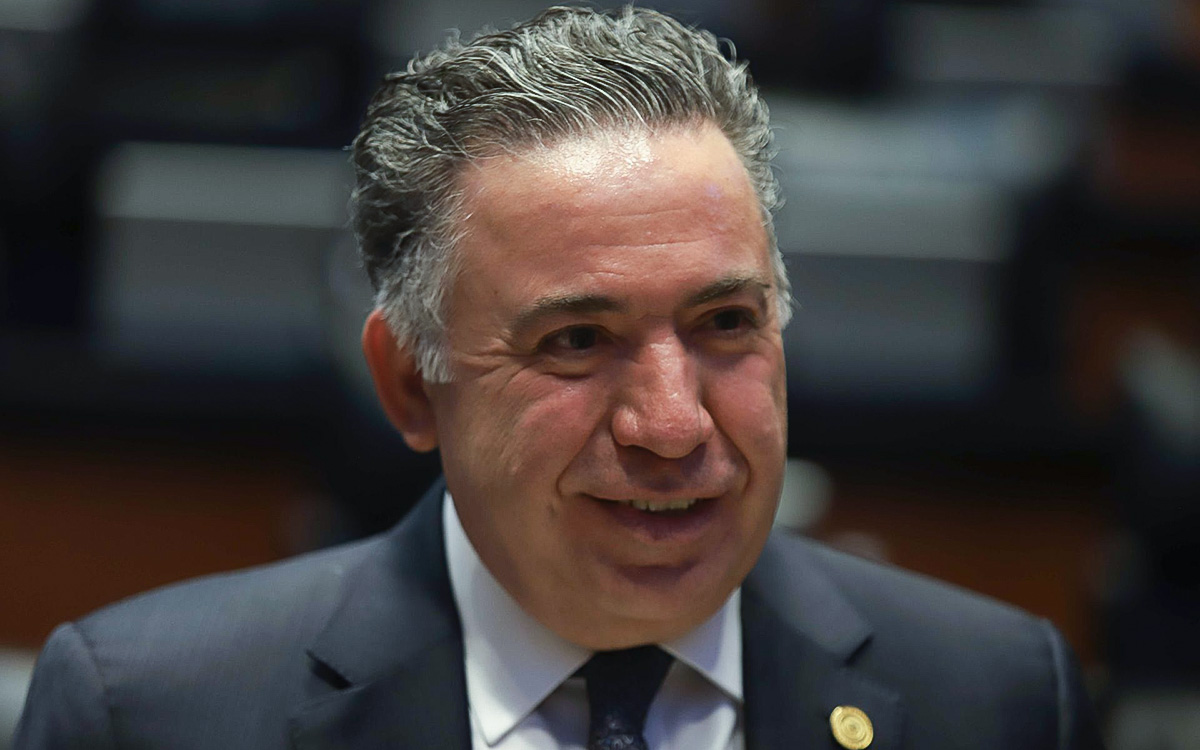 Licencia de Inzunza dura horas; regresa al Senado