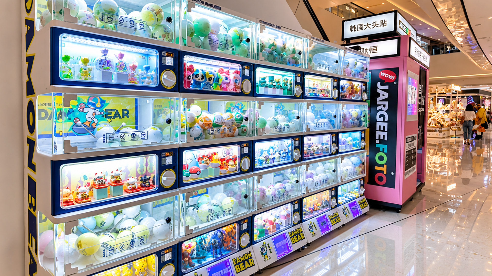 Bright arcade prize games draw crowds inside China’s modern mall