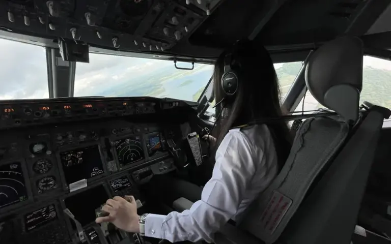 Pilot confirms what effect 'airplane mode' has and whether you actually ...