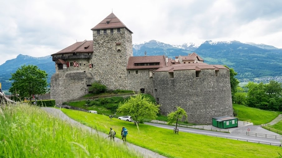 40,000 people live in this secret country - and its royal family ...