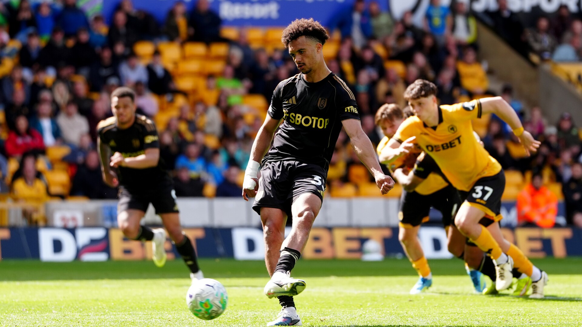 Wolves 1-1 Fulham: Cottagers claim point on Antonee Robinson's first PL ...