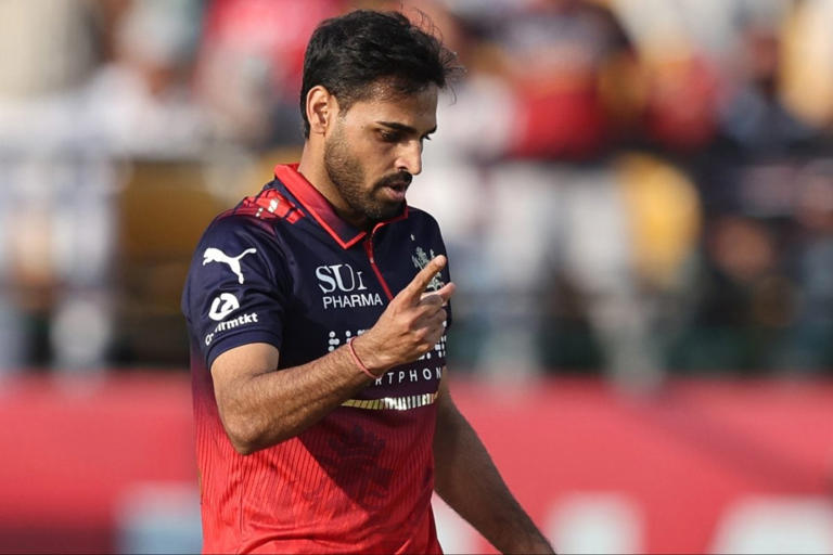 Bhuvneshwar Kumar equals record of taking most wickets against one team ...