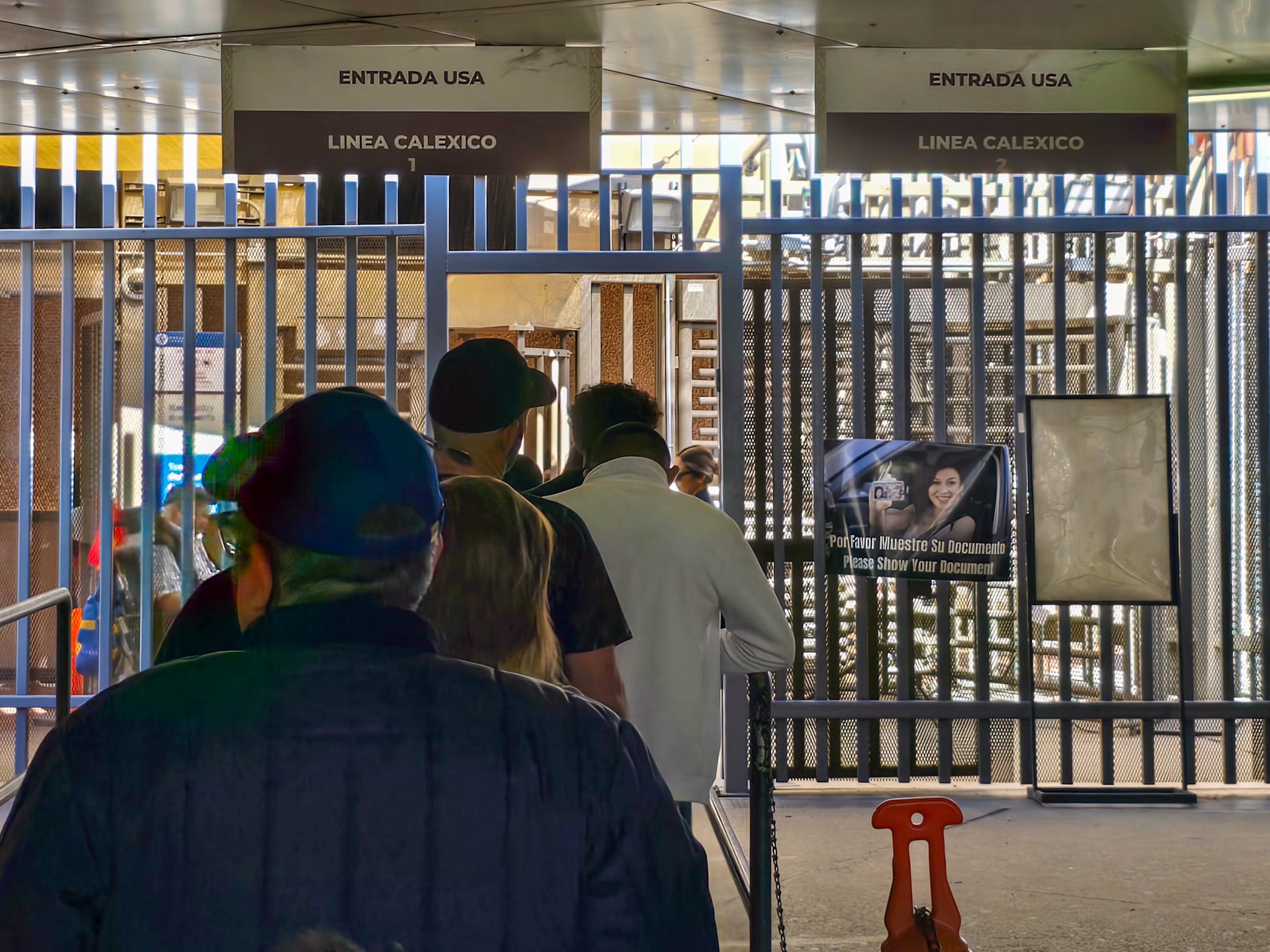 Filas de menos de 1 hora para cruzar a Calexico este domingo