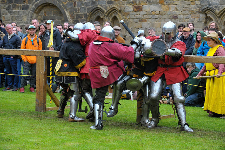 20 brutal photos as medieval-style fighting competition held at ...