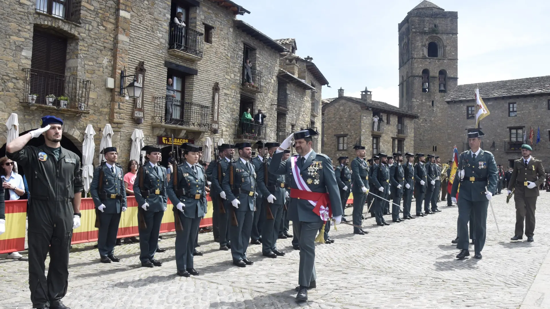 Fotos | Parada militar en Aínsa por el 182 aniversario de la Guardia Civil
