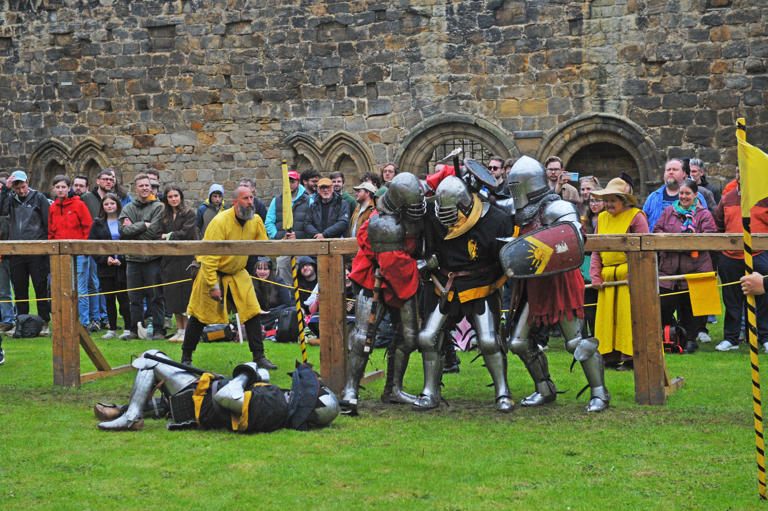 20 brutal photos as medieval-style fighting competition held at ...