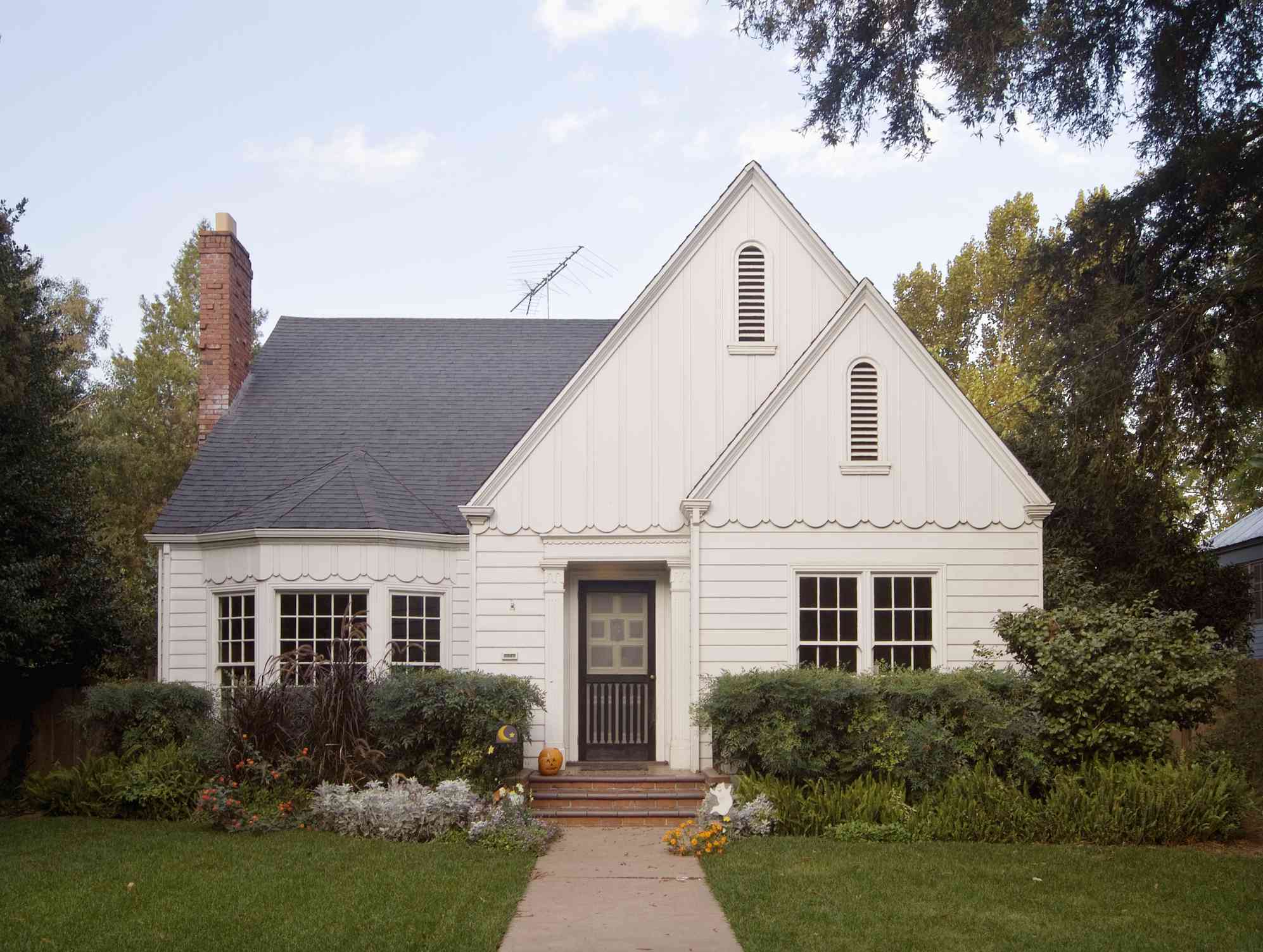 6 outdoor design choices that experts say make your home look neglected