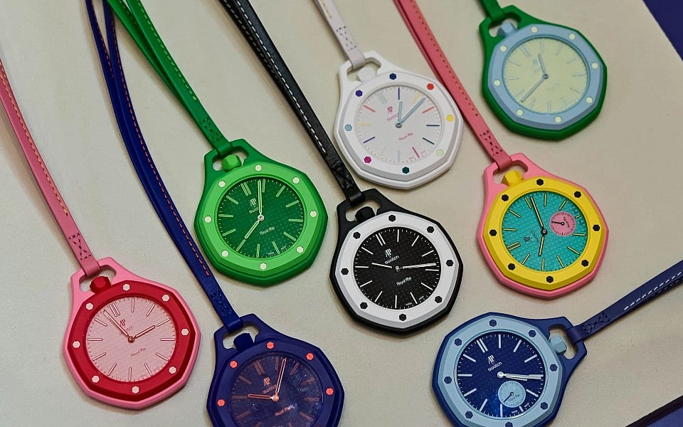 Novo Swatch gera caos pelo mundo. Lojas fechadas e gás pimenta nas ruas