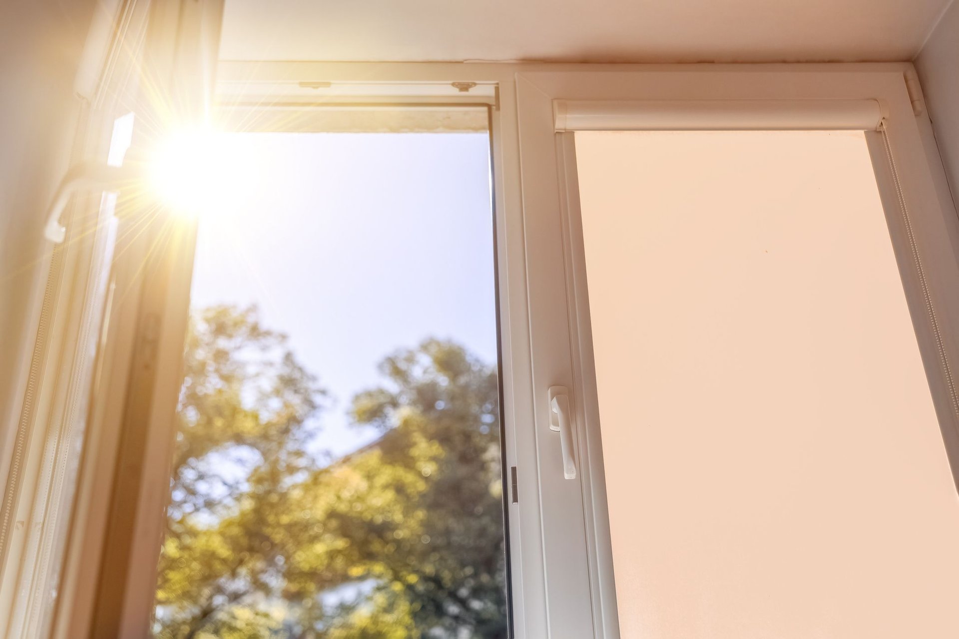 Mit Backpulver und Folie Fenster putzen: Klingt seltsam, aber es ...