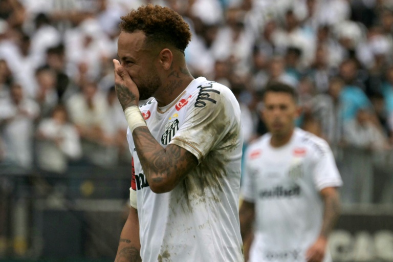 Neymar é substituído por engano e protesta em derrota do Santos na ...