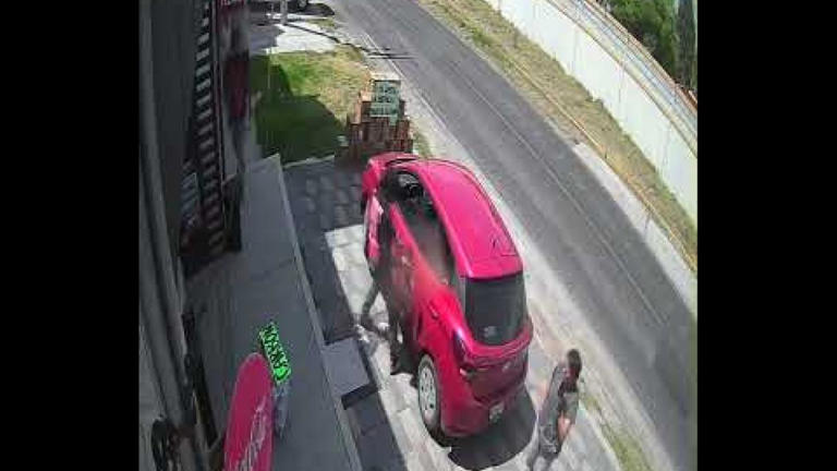 Sujeto roba auto de entrega de paquetería y arrastra a dos mujeres