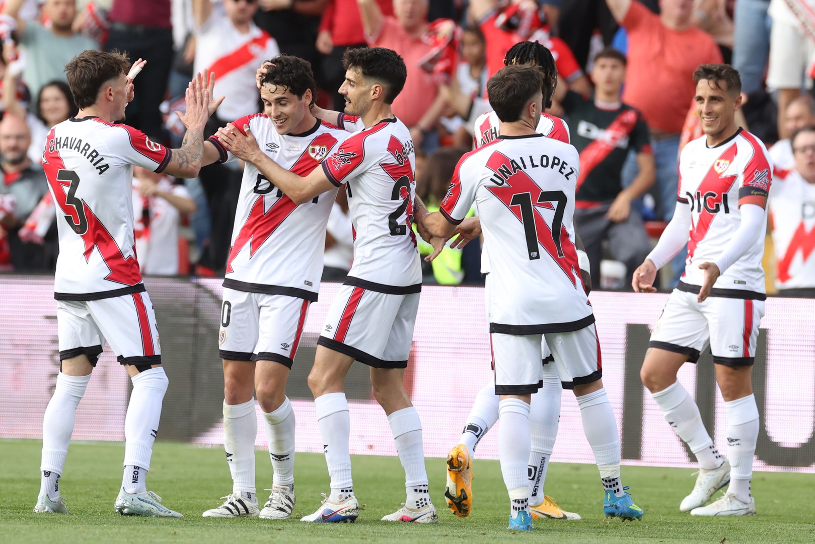 2-0. El Rayo sigue mirando a Europa en la despedida de Trejo