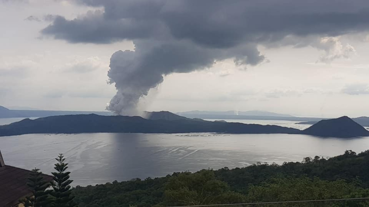 Taal volcano in the Philippines held at alert level 2 this weekend ...
