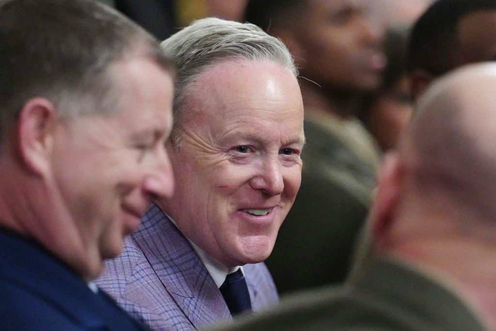 Sean Spicer-linked group makes case for Trump to seniors before midterm ...