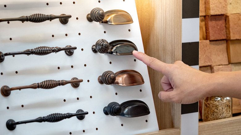 12 trendy cabinet hardware upgrades that make your kitchen look more ...