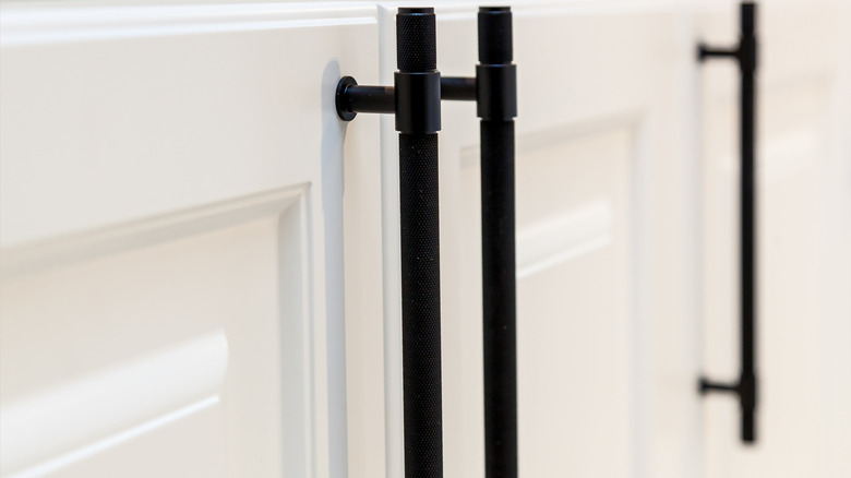 12 trendy cabinet hardware upgrades that make your kitchen look more ...