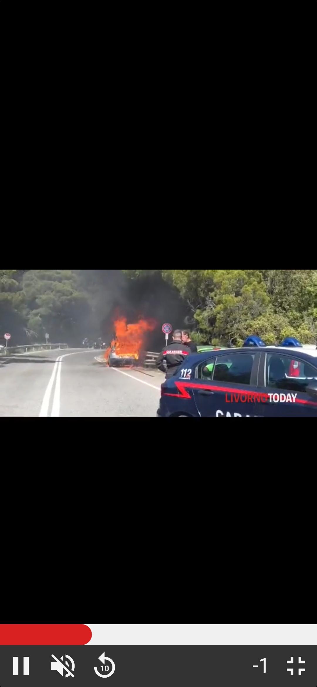 Auto a fuoco all’altezza della Cala del Leone: tanta paura ma nessun ferito