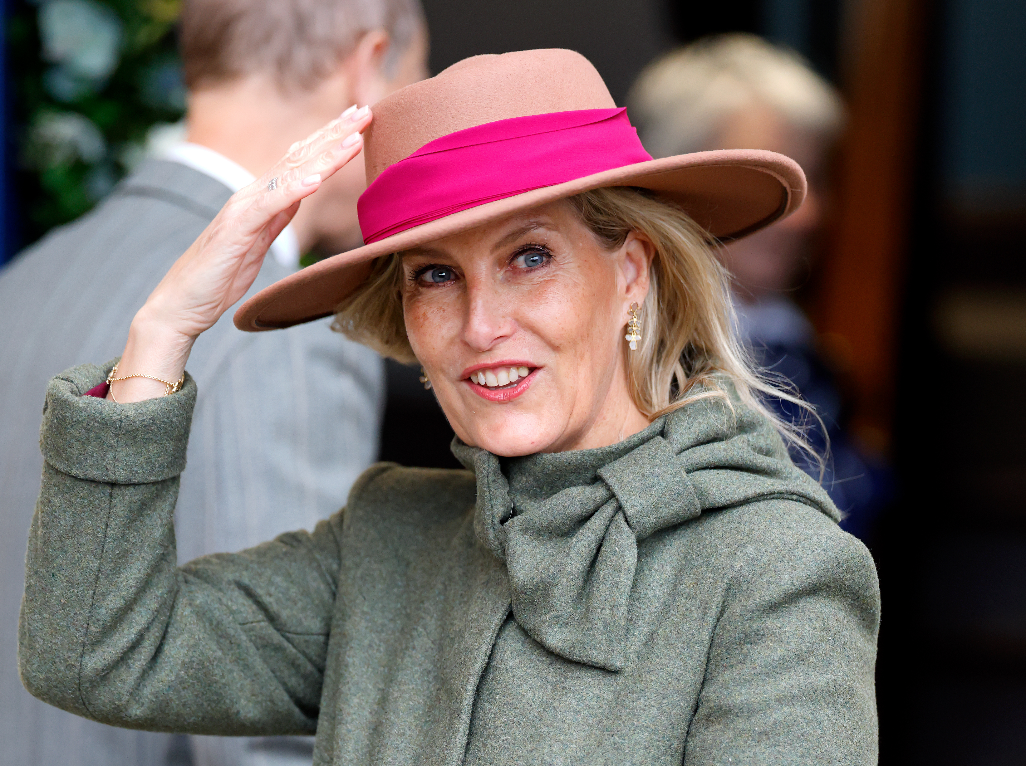 Lady Louise steals mom Duchess Sophie's hat and follows in grandmother ...