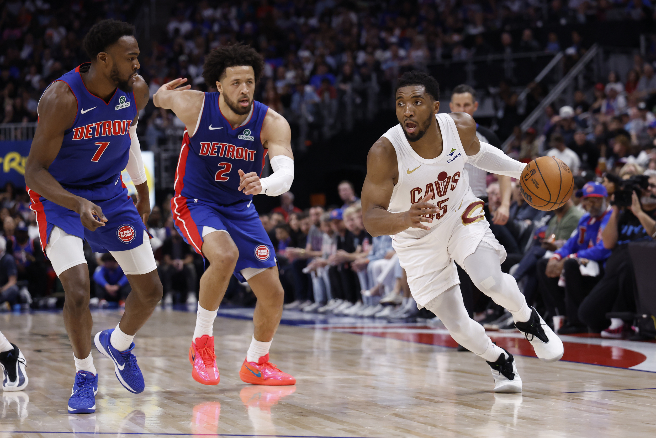 Cavs-Pistons Game 7 halftime dribbles
