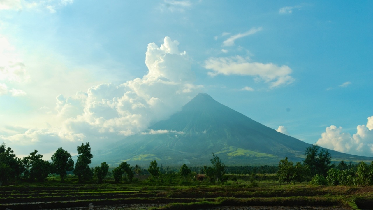 Mayon volcano just sent another ash plume 13,000 feet into the sky over ...