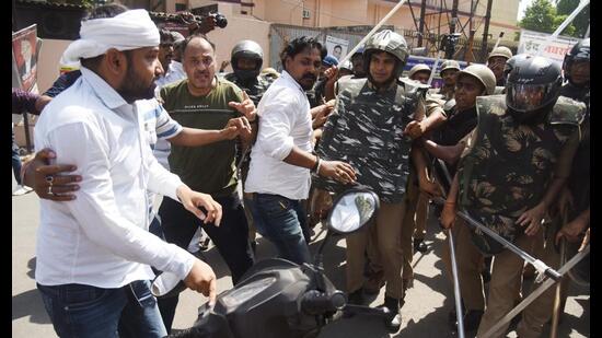 Lathi-charge condemned: Lucknow district court advocates on three-day ...