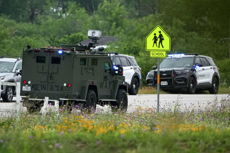 2 teens arrested, 1 suspect sought after Austin shooting spree injures 4