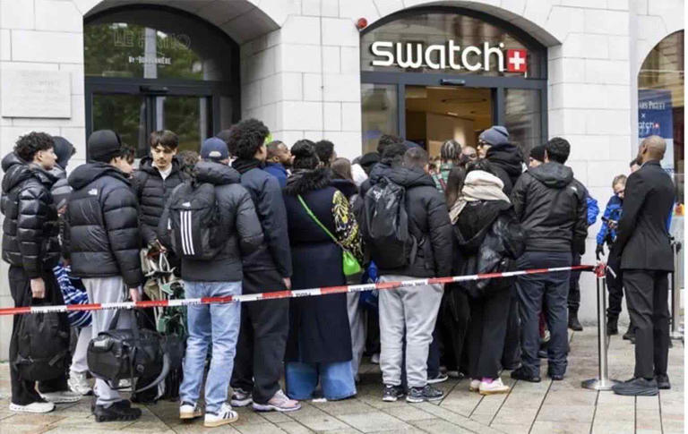 Milano, botte e spintoni per il nuovo orologio Swatch in edizione ...