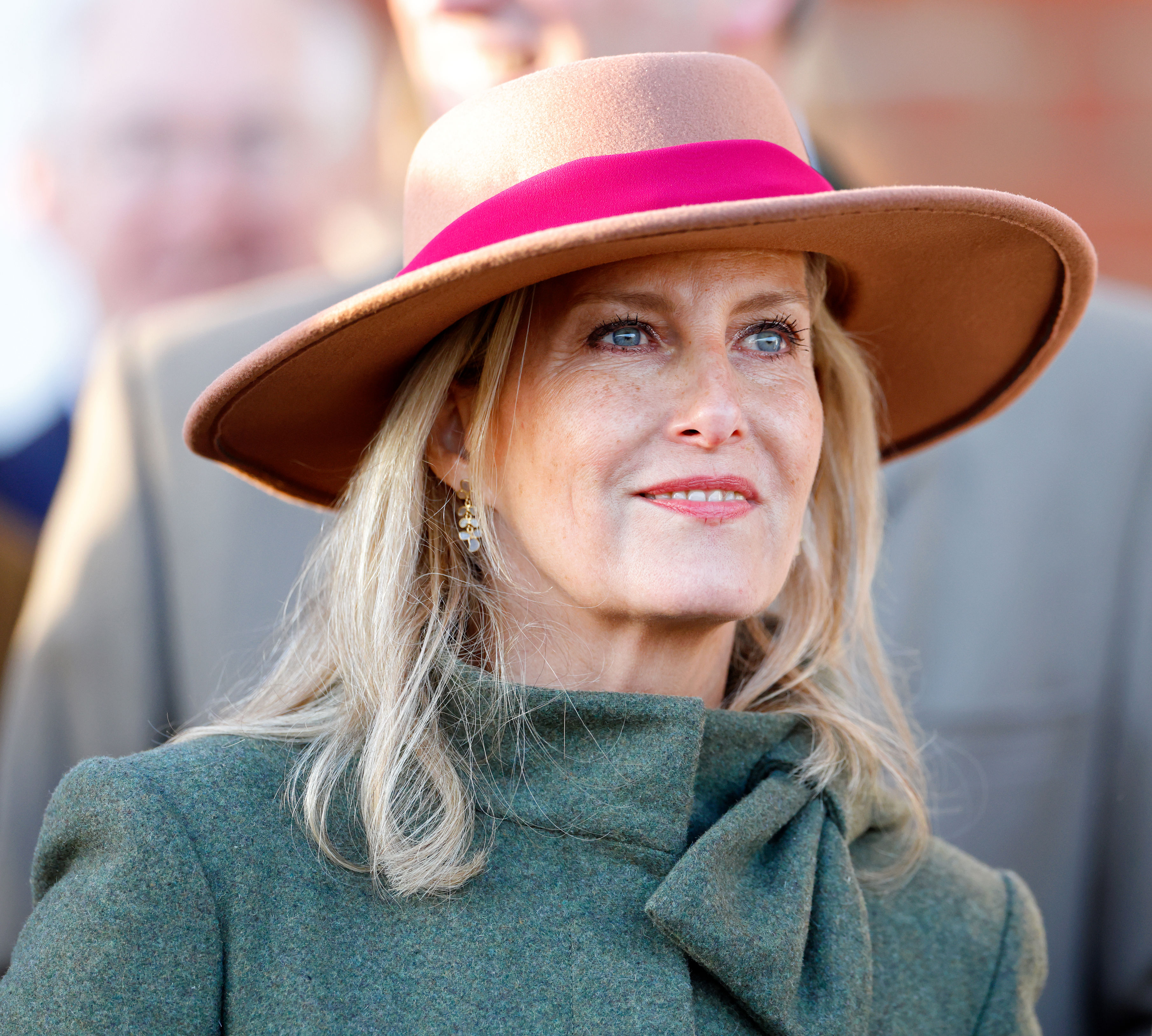 Lady Louise steals mom Duchess Sophie's hat and follows in grandmother ...